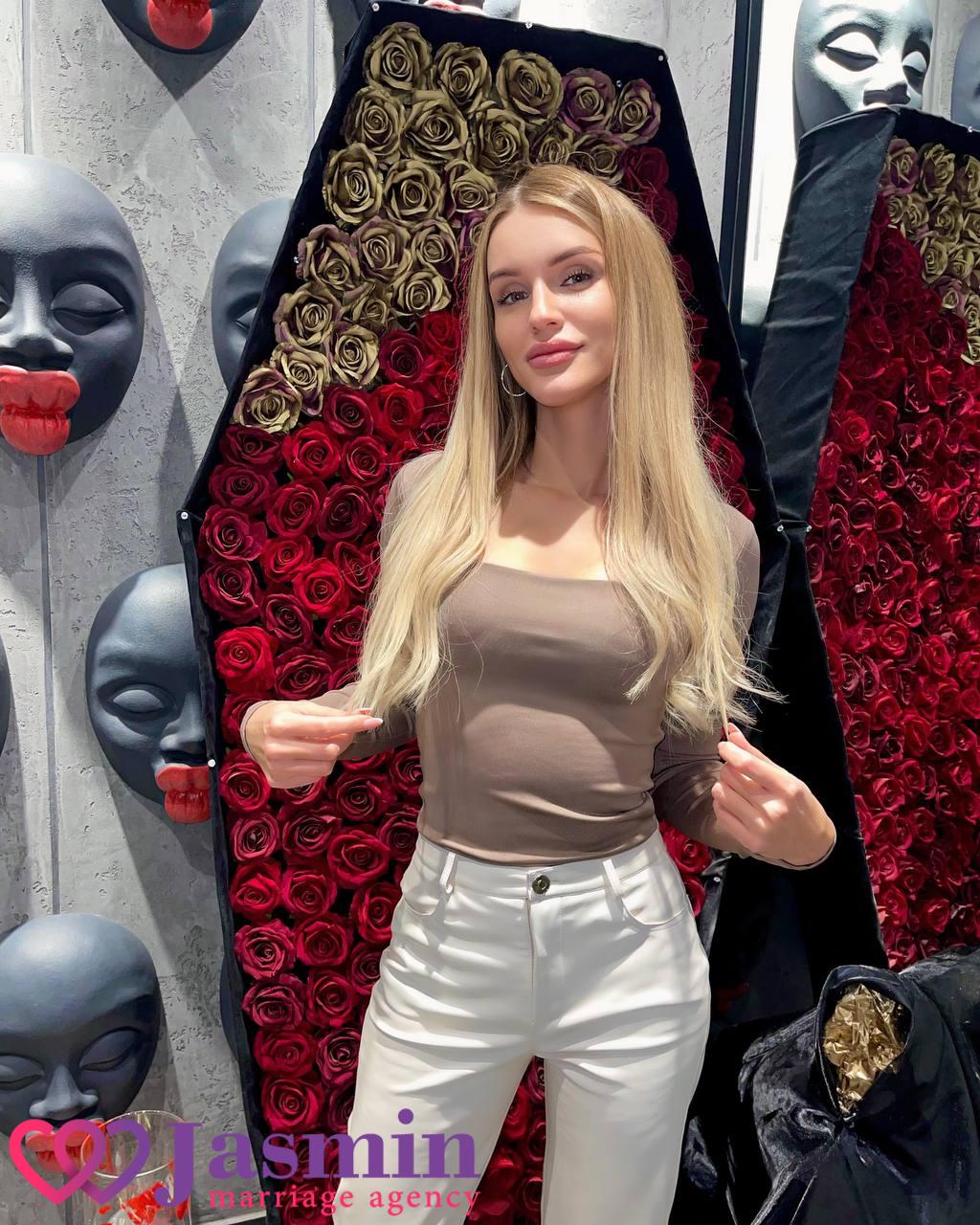 Alexandra, 34 y.o. from Kiev | Green Eyes, Blonde Hair, Never been ...