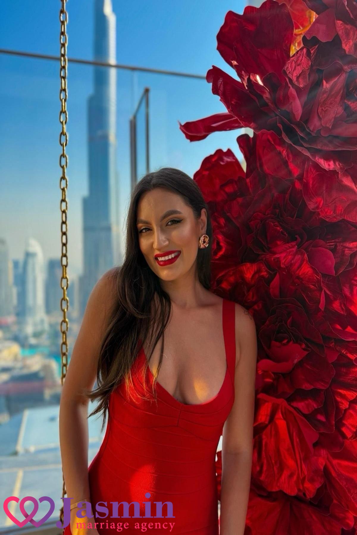 Izabella, 29 y.o. from Dubai | Green Eyes, Dark Brown Hair, Single, Looking for 30 - 80 y.o.